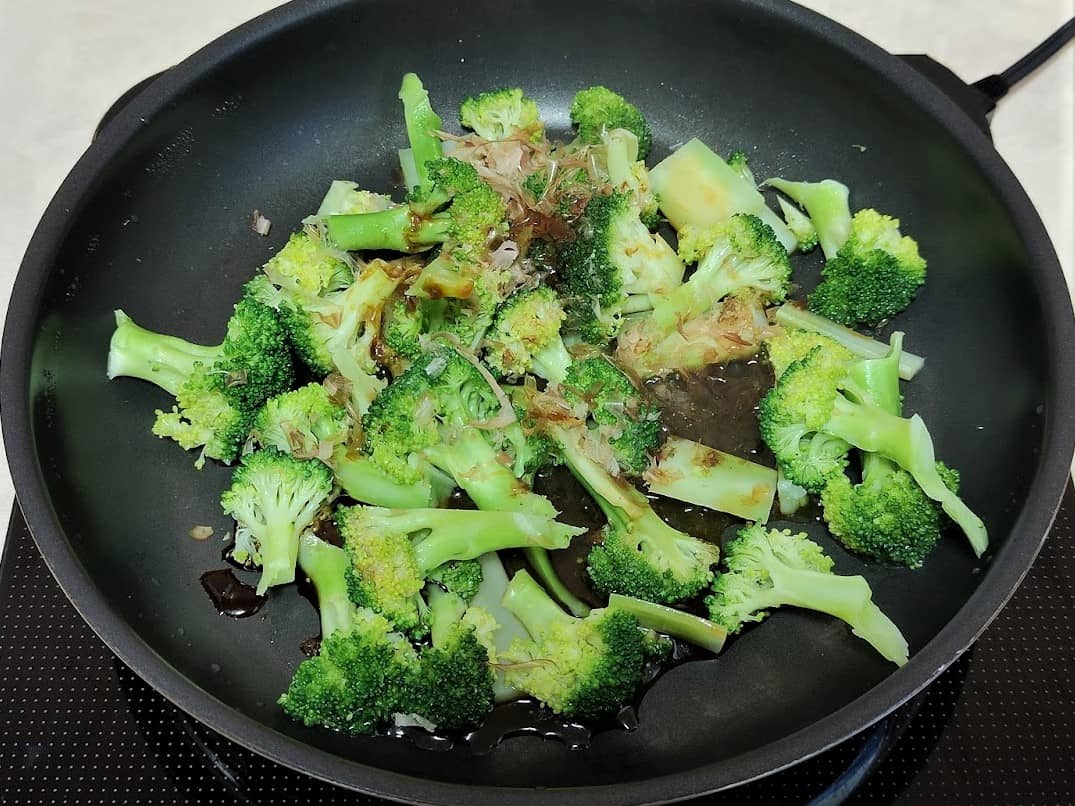 Stir-Fried Broccoli with Okaka (Seasoned Bonito Flakes) - Umami Pot