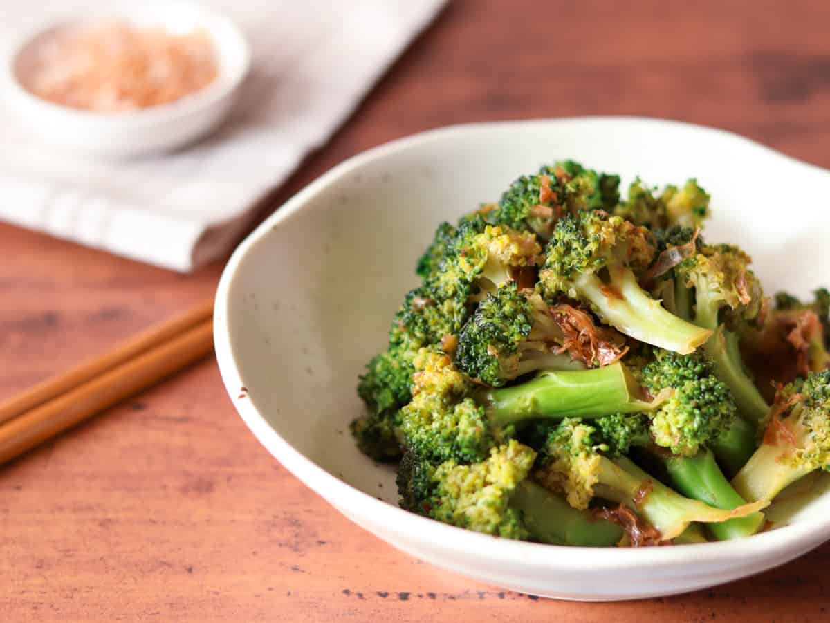 Stir-Fried Broccoli with Okaka (Seasoned Bonito Flakes) - Umami Pot