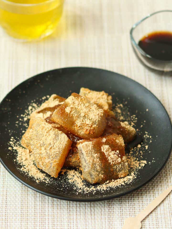 Zunda Mochi (Mochi with Sweet Edamame Paste) - UmamiPot