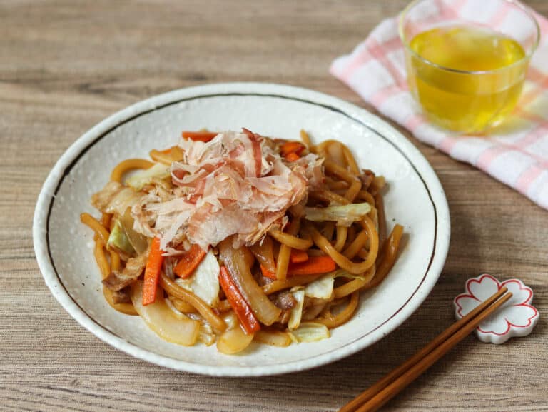 Yaki Udon (Japanese Stir-Fried Udon Noodles) - Umami Pot