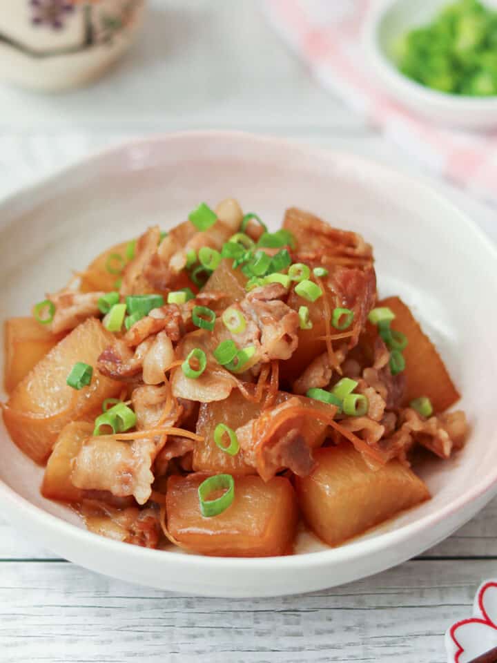 Tori Daikon (Japanese Simmered Chicken and Daikon) - Umami Pot