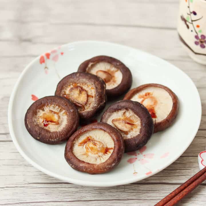 Yaki Shiitake (Japanese-Style Pan-Grilled Shiitake Mushrooms) - Umami Pot